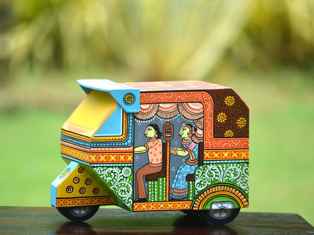 Wooden couple motif Autorickshaw – Art Godaam